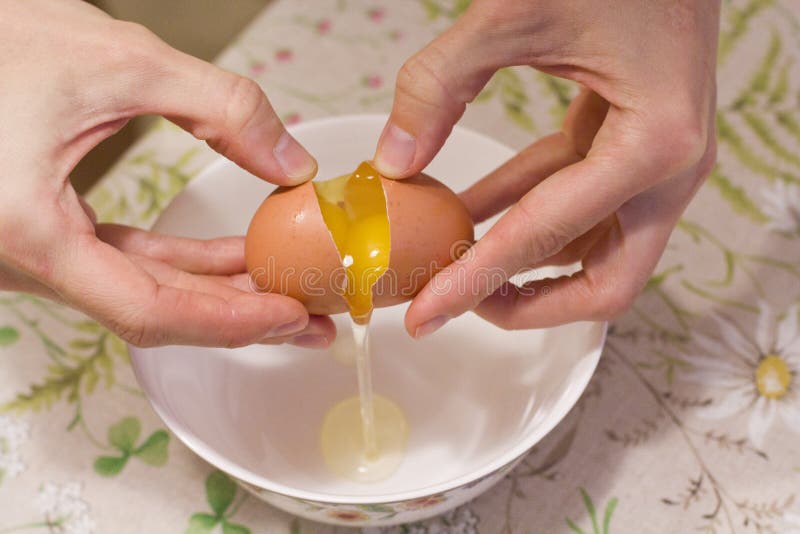 Female Hands Open the Egg. the Process of Opening Eggs for Making Cake ...