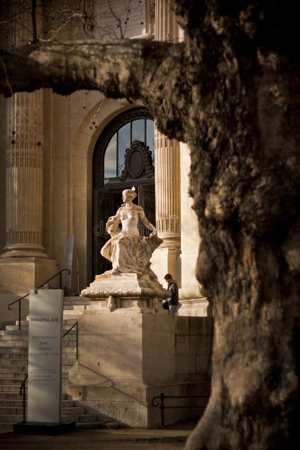 Female Statue stock image. Image of paris, architecture - 22554977