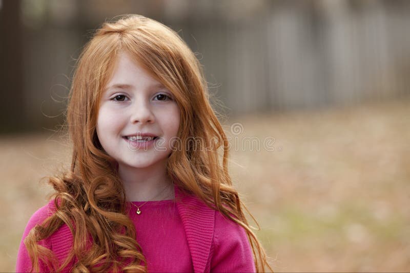 Femelle rousse d'enfant photo stock. Image du visage - 12121220