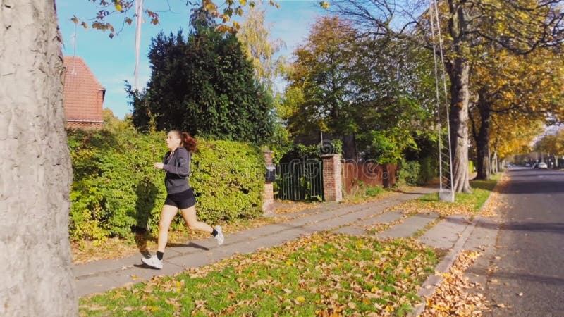 Femme Courant Sur Le Rivage Avec Les Cieux Bleus Banque De Vidéos ...