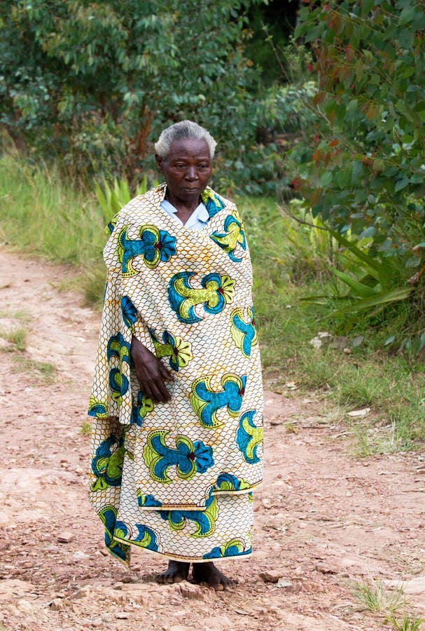 Femme Rwandaise Dans Le Walikung Traditionnel Coloré De Tissu Et Le ...