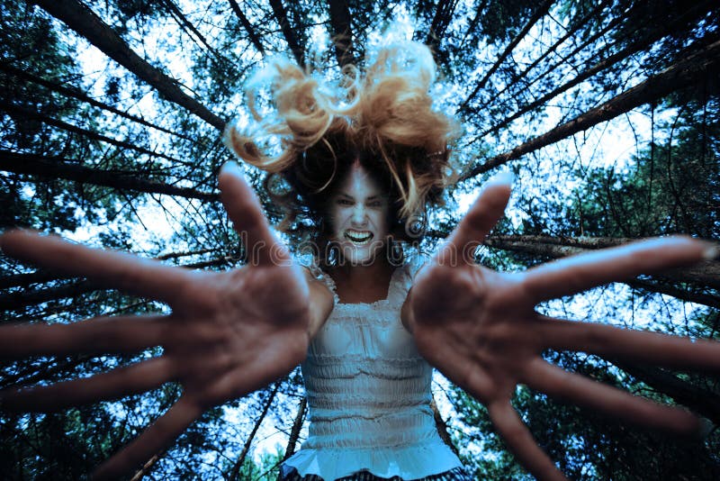 Femme Agressive Dans La Combinaison Image stock - Image du caucasien ...