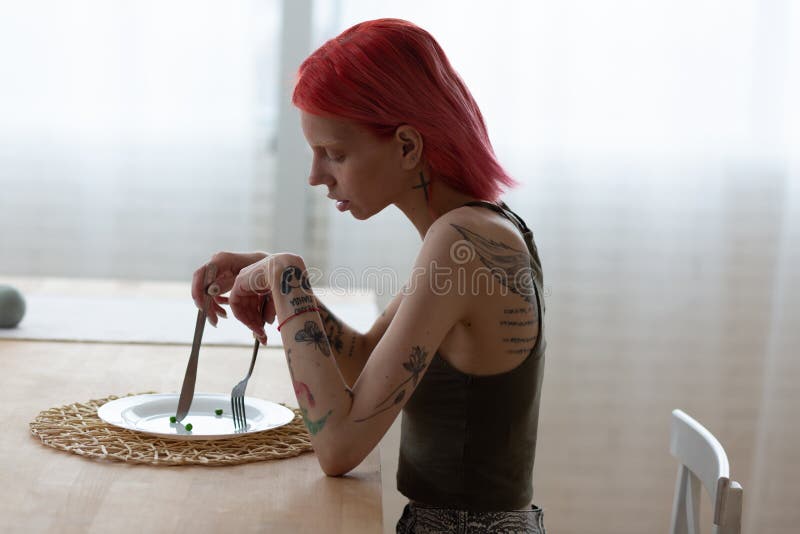 Femme Anorexique Avec Des Tatouages Sur Des Bras Se Sentant Malheureux