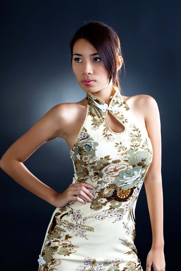 Femme Asiatique Dans La Robe Orientale Traditionnelle Image Stock