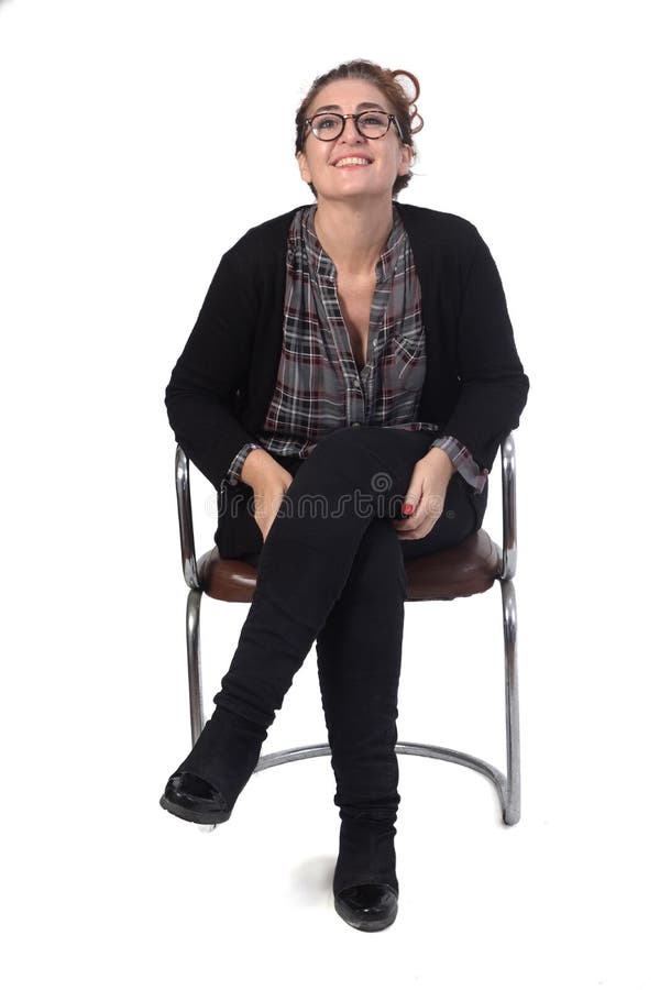 Le Portrait Dune Femme Assise Sur Une Chaise En Arrière Plan Blanc