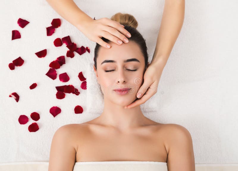 Équipez Atteindre Le Massage Facial Professionnel Le Salon De Station