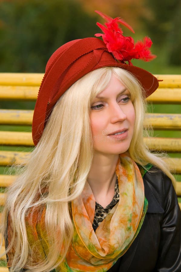 Femme Attirant Avec Une Belle Coiffe Image stock - Image du chapeau ...