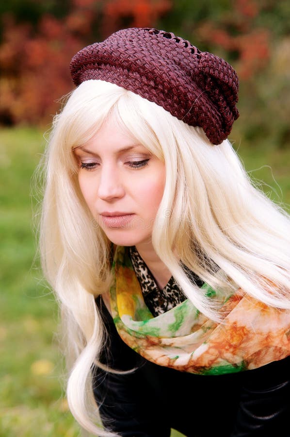 Femme Attirant Avec Une Belle Coiffe Image stock - Image du visage ...