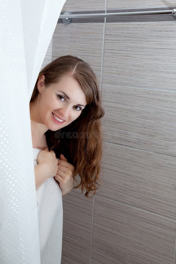 Femme Attirante Prenant La Douche Photo stock - Image du normal, long ...