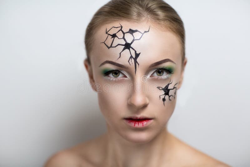Fissures sur le visage image stock. Image du coiffure - 61292315