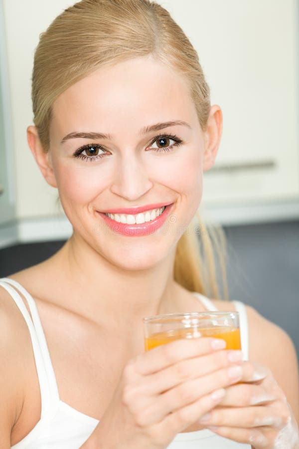 Femme avec du jus image stock. Image du intérieur, fille - 10622323