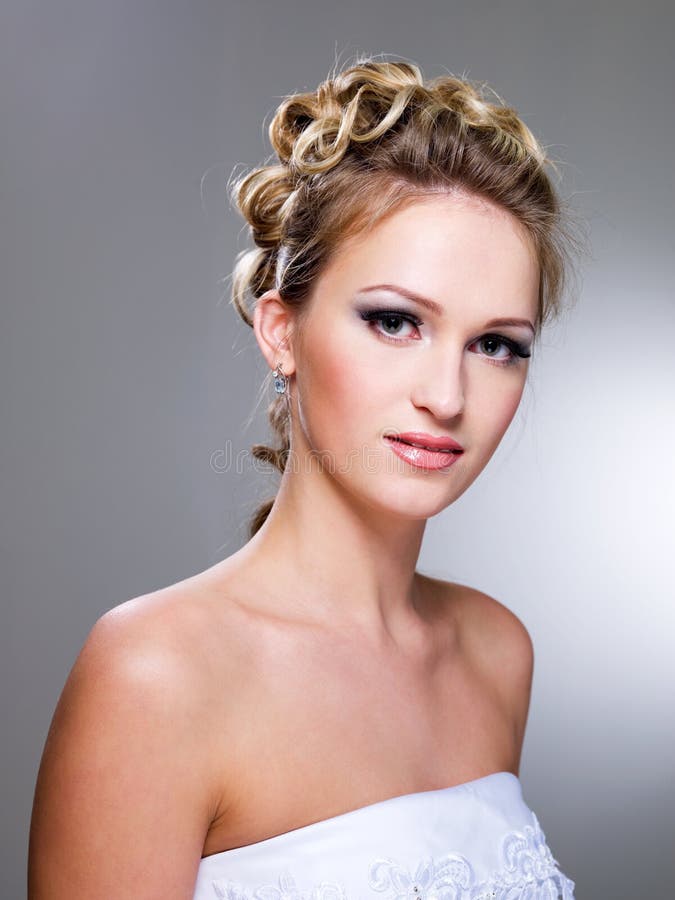 Femme Avec La Belle Coiffure De Mariage Photo stock - Image du femelle ...