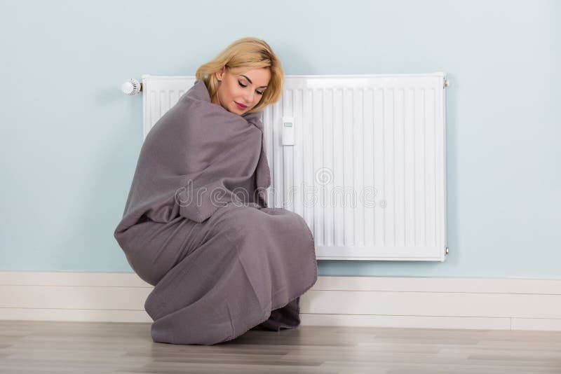 Femme Avec La Couverture Souffrant Du Froid Photo stock - Image du ...