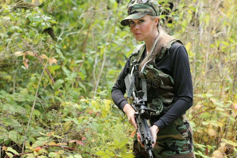 Belle Fille Sexy Avec Le Canon Photo stock - Image du bracelet, cheveu ...