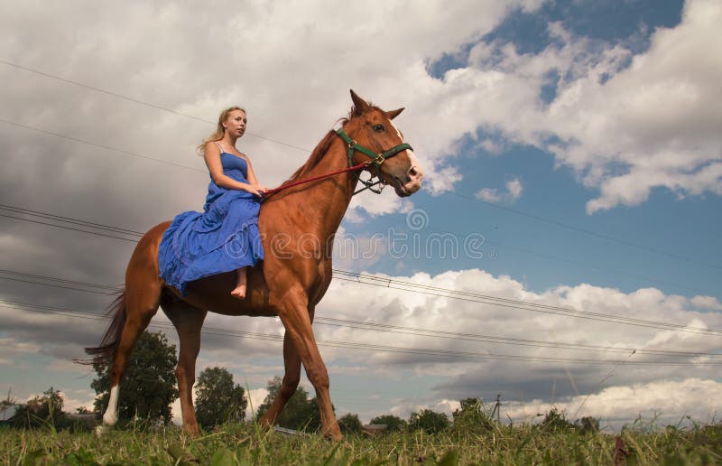 Femme avec le cheval image stock. Image du nuages, femelle - 25805103