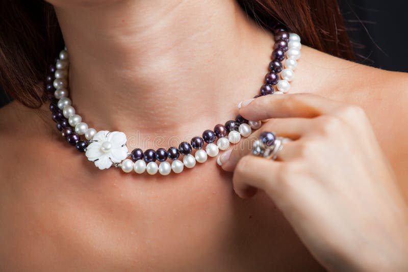 Femme Avec Le Collier De Perle Sur Son Cou Image stock - Image du ...