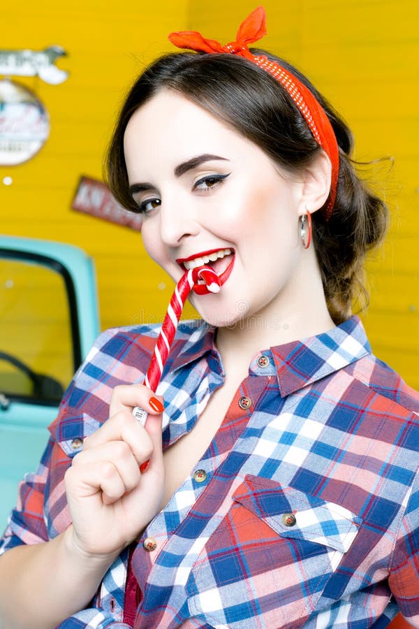 Femme Avec Le Style De Pin-up Photo stock - Image du mode, expressif ...