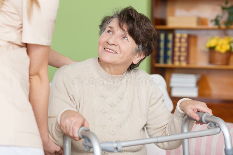 Femme avec un marcheur photo stock. Image du santé, sourire - 91318094