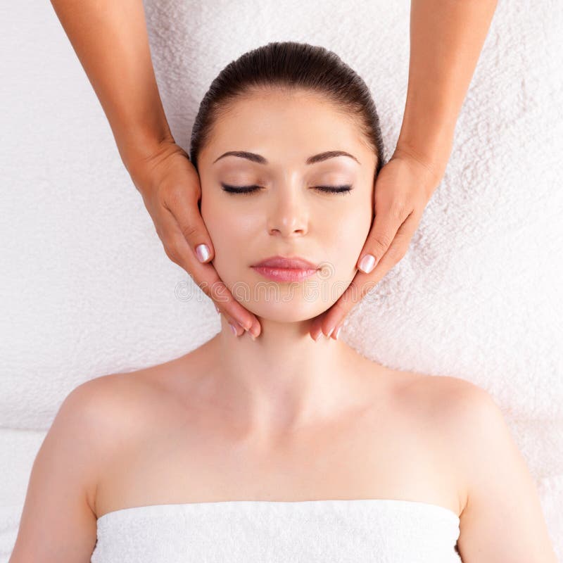Femme Ayant Le Massage Du Corps Dans Le Salon De Station Thermale Image