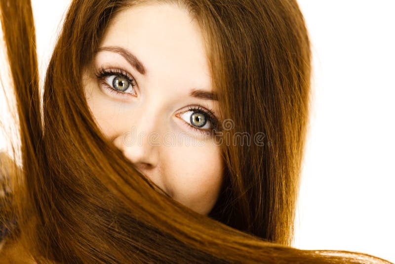 Femme Ayant Le Visage Couvert De Ses Cheveux Bruns Image stock - Image ...
