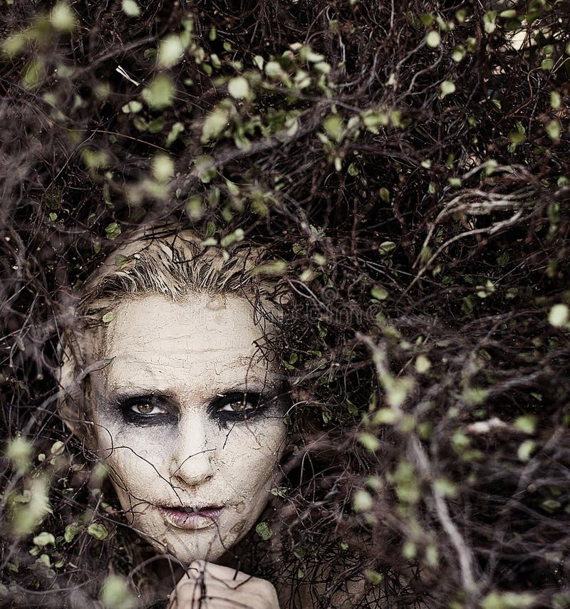 Femme Bizarre Avec Le Masque D'argile Photo stock - Image du bizarre ...