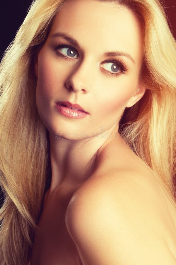 Femme Assez Blonde Photo Stock Image Du Loin Fond Adulte 18156002