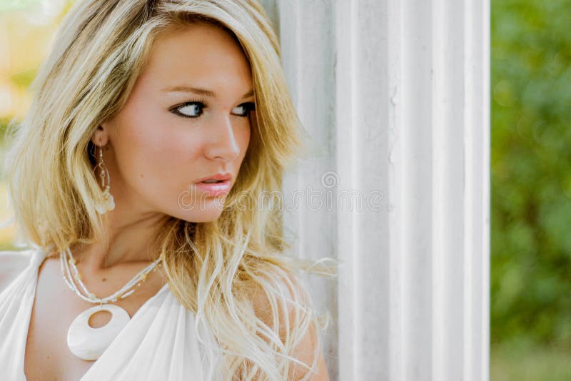 Belle Jeune Fille Blonde Photo Stock Image Du Chevelu 13286794