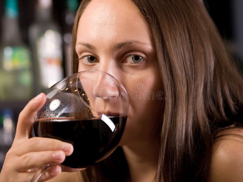 Femme Ivre Avec La Bouteille De Vin Rouge Image stock - Image du ...