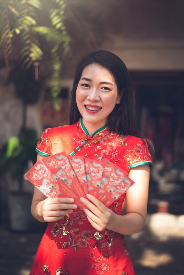 Femme Chinoise Asiatique Dans La Robe Rouge Traditionnelle De Cheongsam