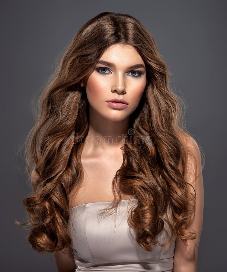 Femme Châtain Sexy Et Magnifique Avec De Longs Cheveux Bouclés Image