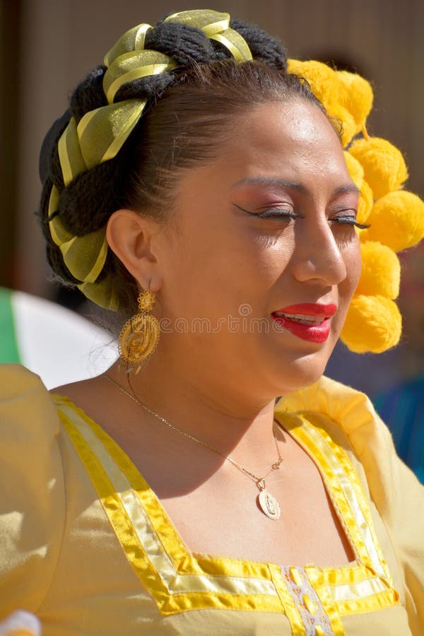 Femme colombien photographie éditorial. Image du vêtements - 57502442