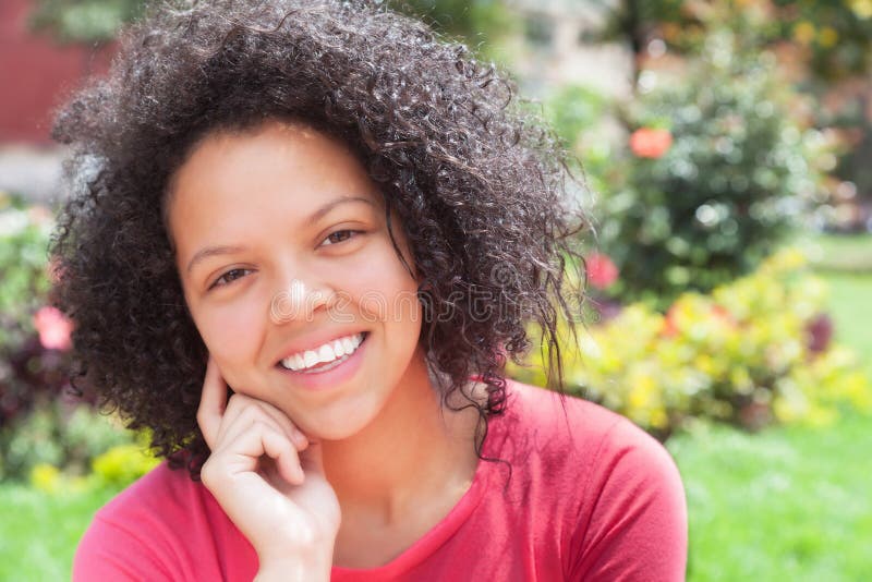 Femme colombienne heureuse image stock. Image du visage - 61862759