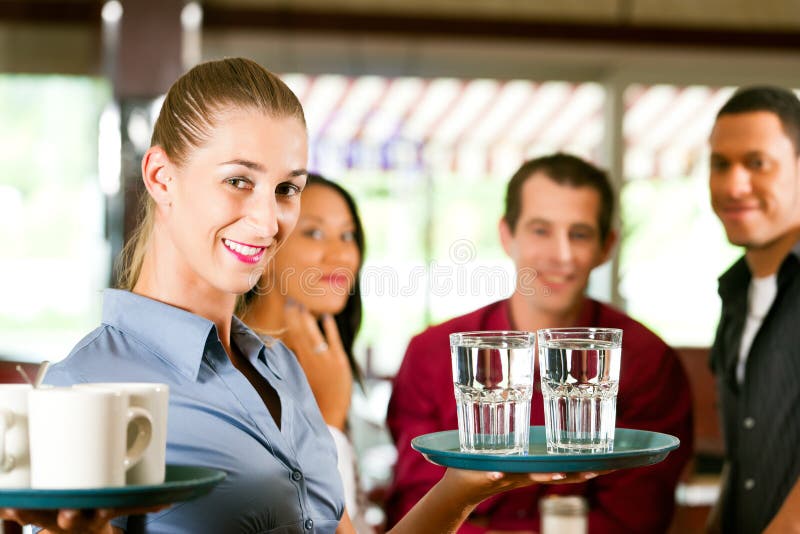 Femme Comme Serveuse Dans Un Bar Ou Un Restaurant Photo stock - Image ...