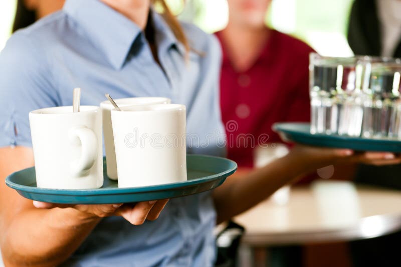 Femme Comme Serveuse Dans Un Bar Ou Un Restaurant Image stock - Image ...