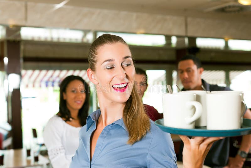 Femme Comme Serveuse Dans Un Bar Ou Un Restaurant Photo stock - Image ...