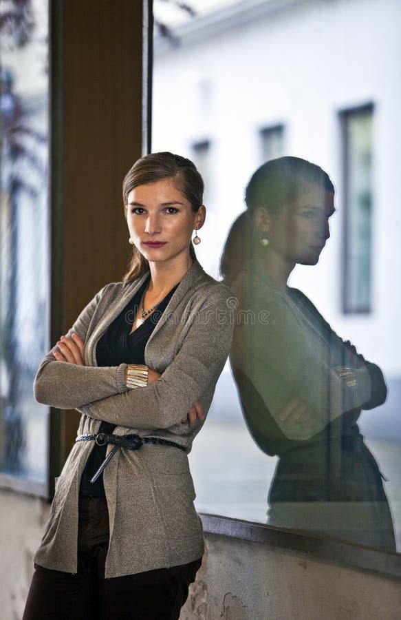 Femme confiant image stock. Image du sérénité, obliger - 24756789
