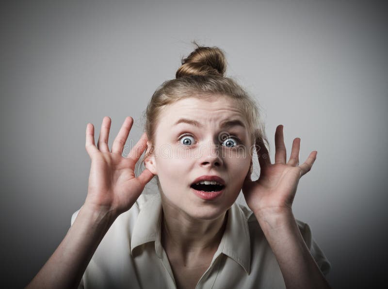 Femme Curieuse Dans Le Blanc Photo stock - Image du audition, concept ...