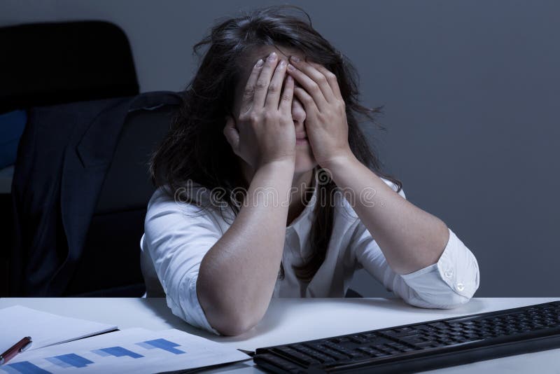 Femme D'affaires Frustrante Analysant Le Diagramme Image stock - Image ...