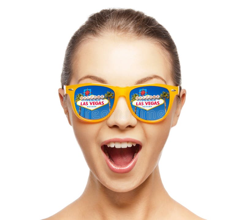 Femme Dans Des Lunettes De Soleil Avec La Réflexion De Signe De Las ... Femme Dans Des Lunettes De Soleil Avec La Réflexion De Signe De Las ...