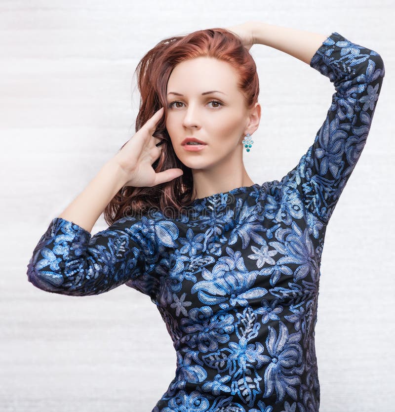 Femme Dans La Robe Brillante Bleue Image stock - Image du robe, femelle ...