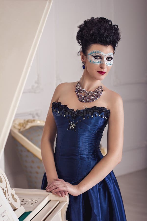 Femme Dans Le Baroque De Robe Image stock - Image du baroque, vêtements ...