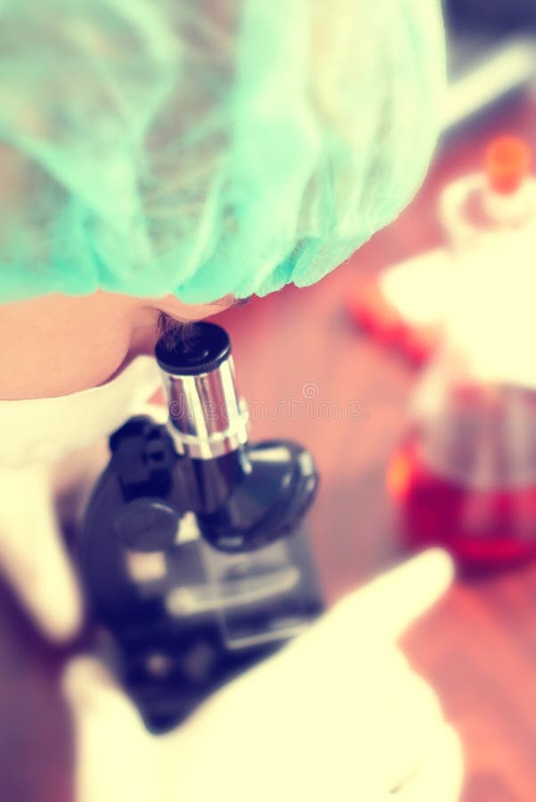 Femme Dans Le Laboratoire De Chimie Avec Le Microscope Photo stock ...