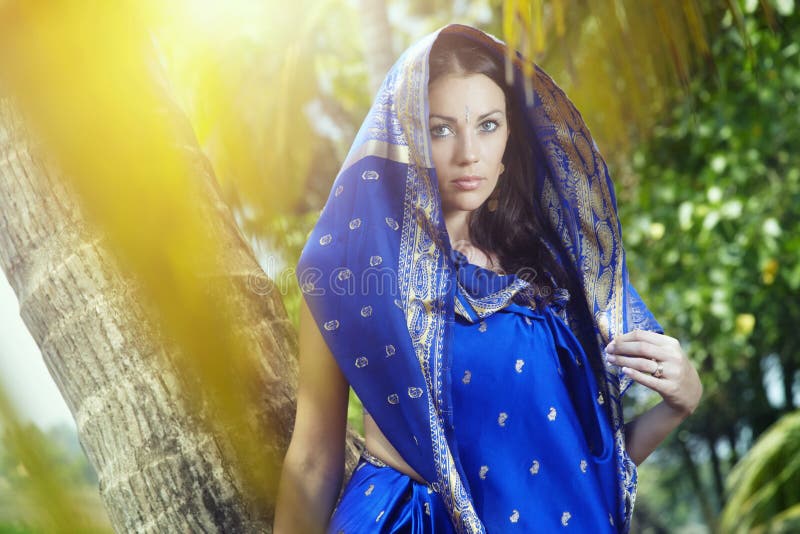 Sari bleu photo stock. Image du jungle, pureté, paume - 24723824