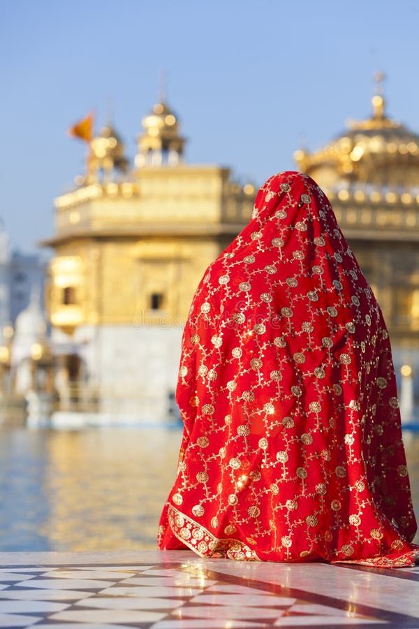 Femme Dans Le Sari Rouge Au Temple D'or. Image stock - Image du ...