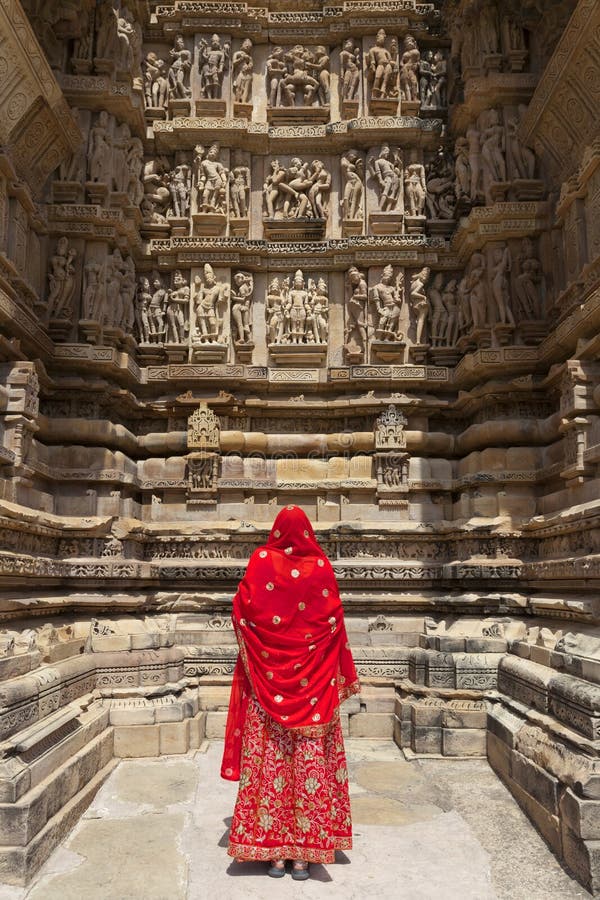 Femme Dans Le Sari Rouge, Khajuraho. Photo stock - Image du robe ...