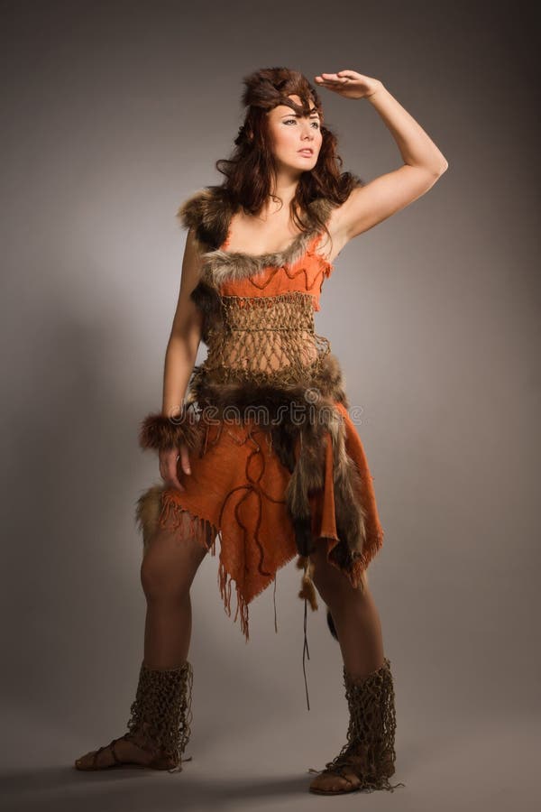 Femme Dans Un Costume De Fourrure De L'Amazone Image stock - Image du ...