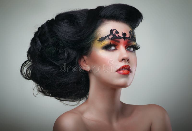 Femme De Brunette Avec La Belle Coiffure Image stock - Image du ...