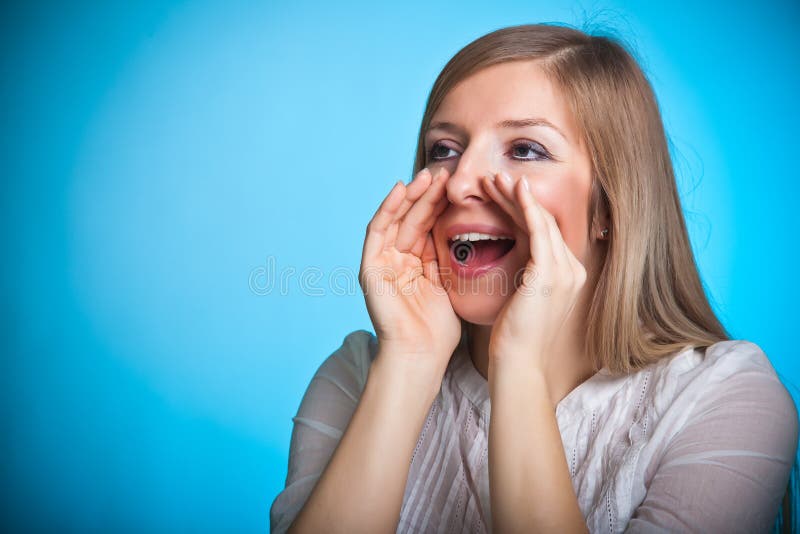 Femme De Cri Sur Un Mur De Briques Photo stock - Image du cris ...