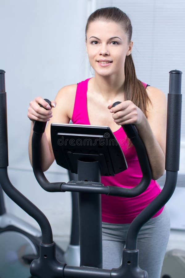 Femme de forme physique photo stock. Image du bouteille - 34686094