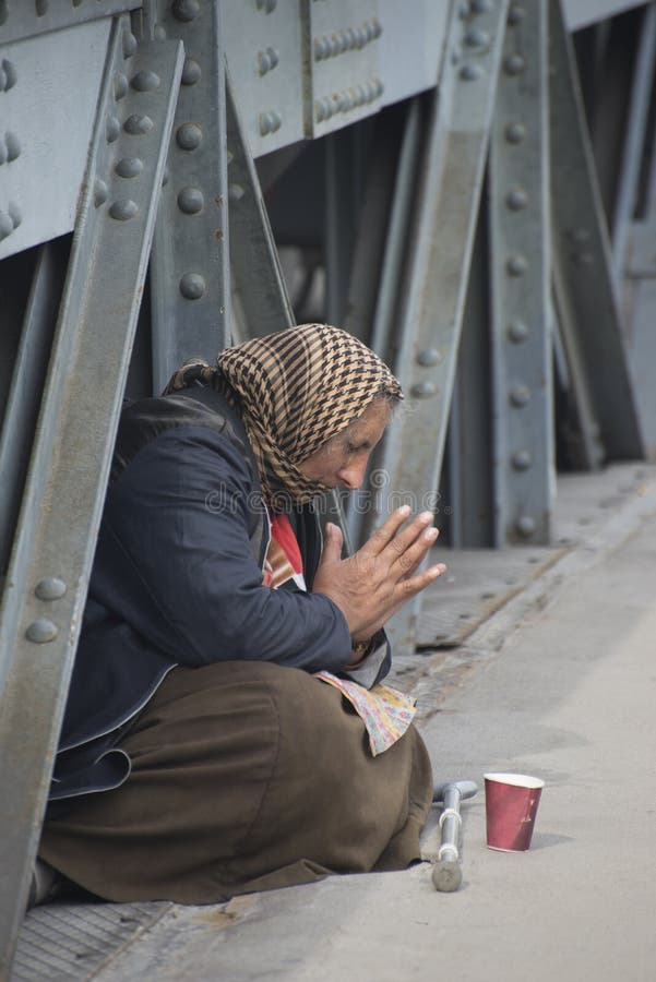 Une Mendiante Traverse La Foule En Quémandant Des Aumônes Image stock ...